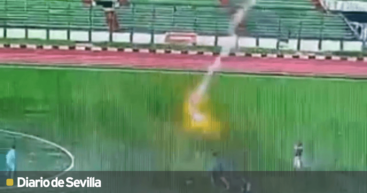 Video: La impactante muerte de un futbolista aficionado alcanzado por ...
