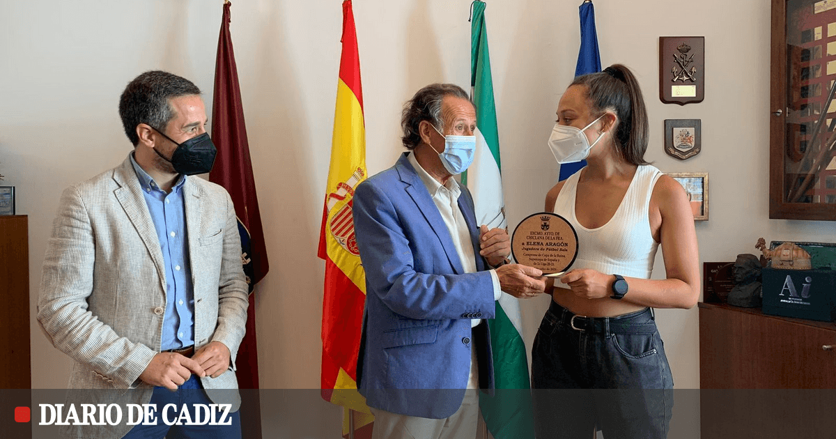 Chiclana celebra los logros de la futbolista Elena Aragón
