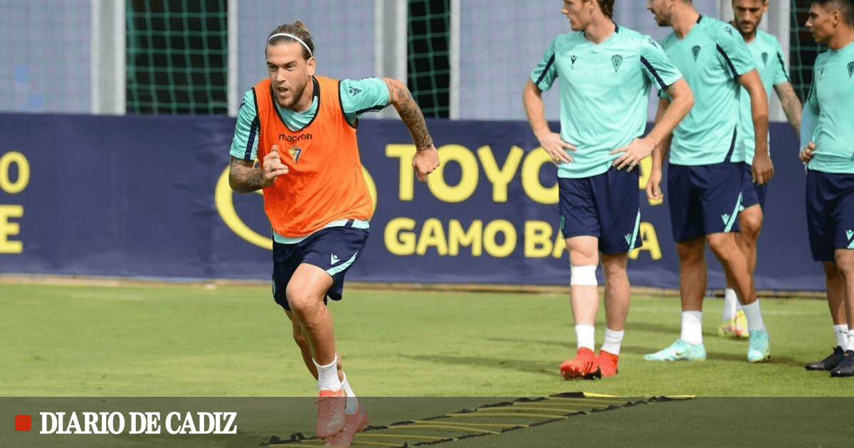 Álvaro Jiménez, cedido en Las Palmas, habla de su futuro en el Cádiz CF