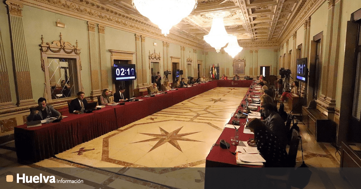 Imágenes de la sesión plenaria en el Ayuntamiento de Huelva