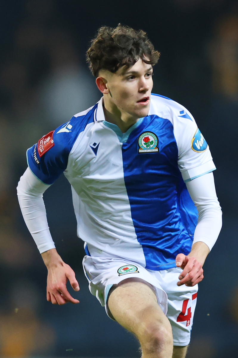 Rory Finneran jugó sin patrocinador en su camiseta por ser menor