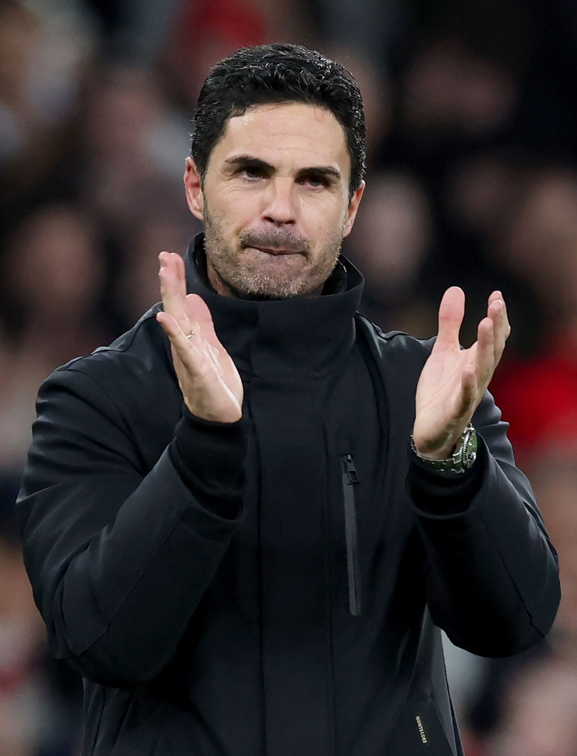 Win, un labrador color chocolate, un miembro más del Arsenal