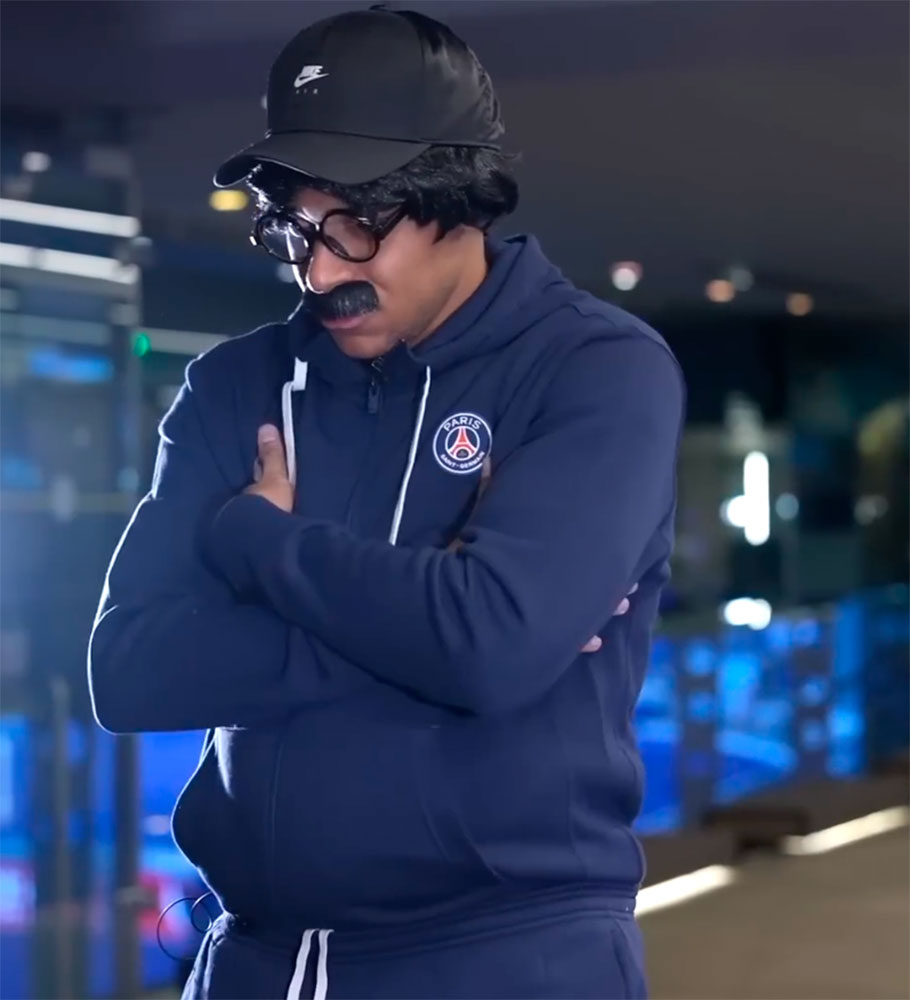 Mbappé se disfraza por Navidad y sorprende a niños fans del PSG