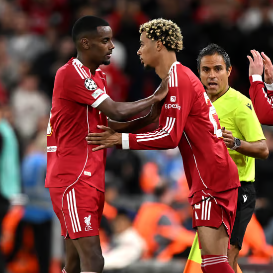 Dilema en Liverpool: Isak o Ekitike, para ser el nueve de los reds